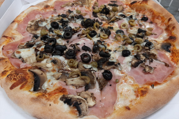 Pizza 33 cm | Pizza caffe U veverky